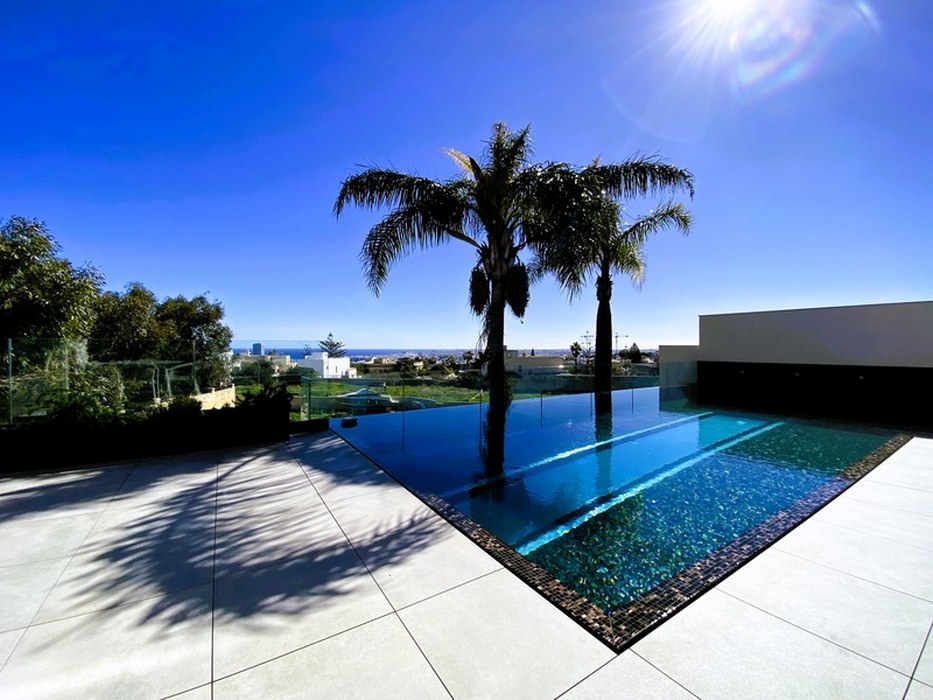 Luxurious Villa Living with State-of-the-Art Amenities | Simon Mamo ...